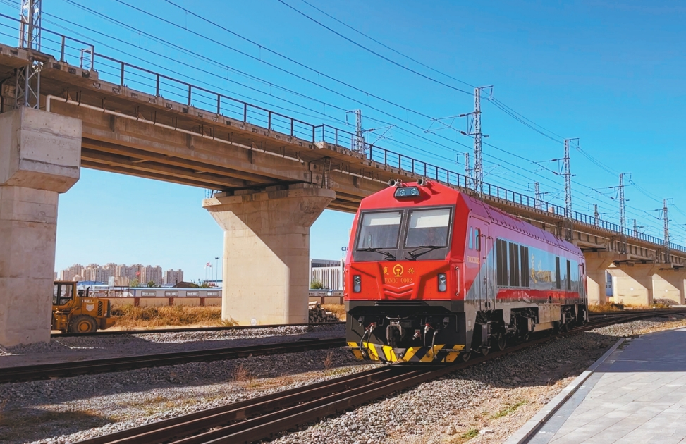 “复兴”号机车家族再添新成员